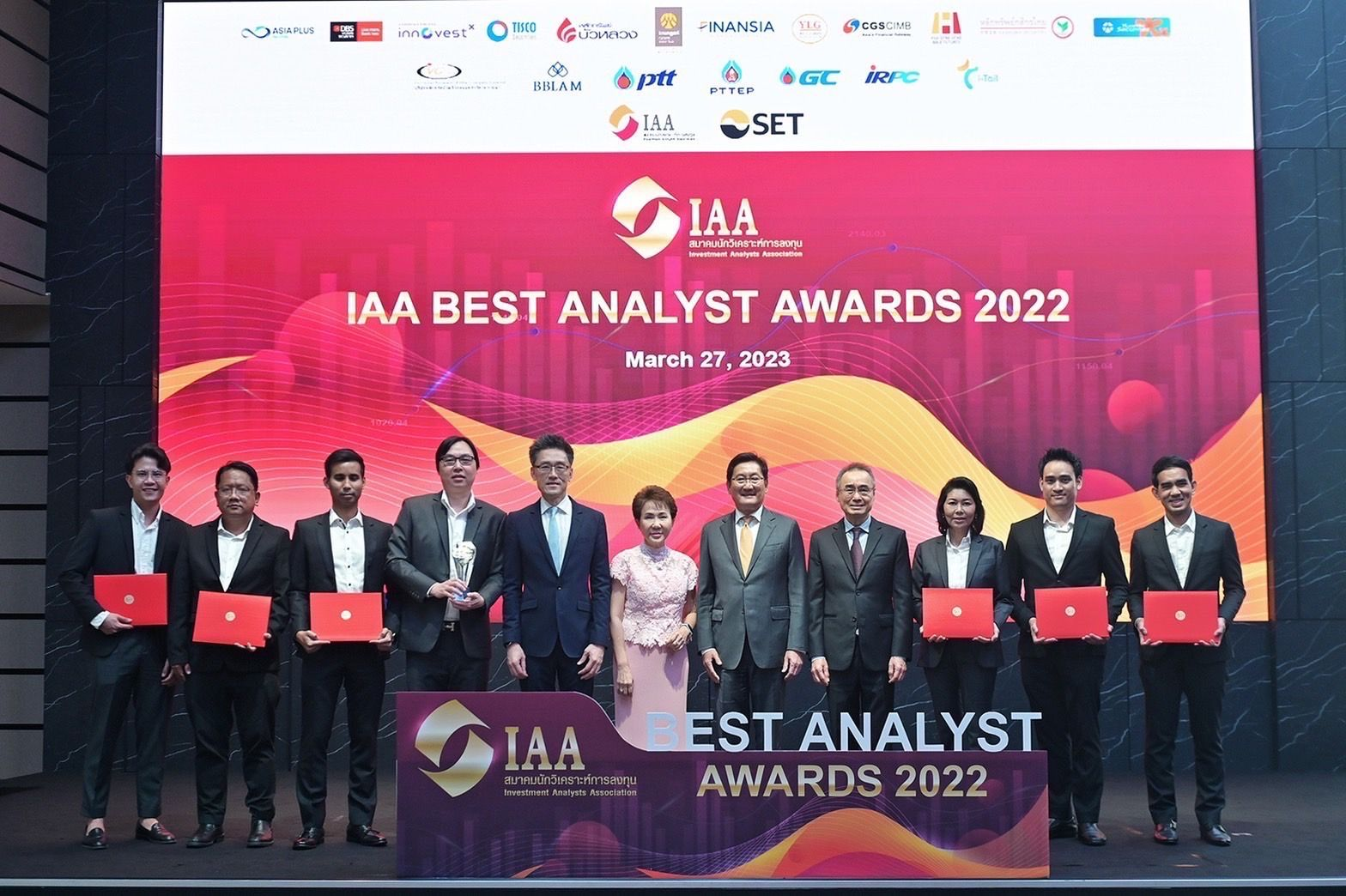 ทีมวิเคราะห์หยวนต้า "ขวัญใจมหาชน" คว้ารางวัลชนะเลิศ BEST ANALYST AWARDS ...